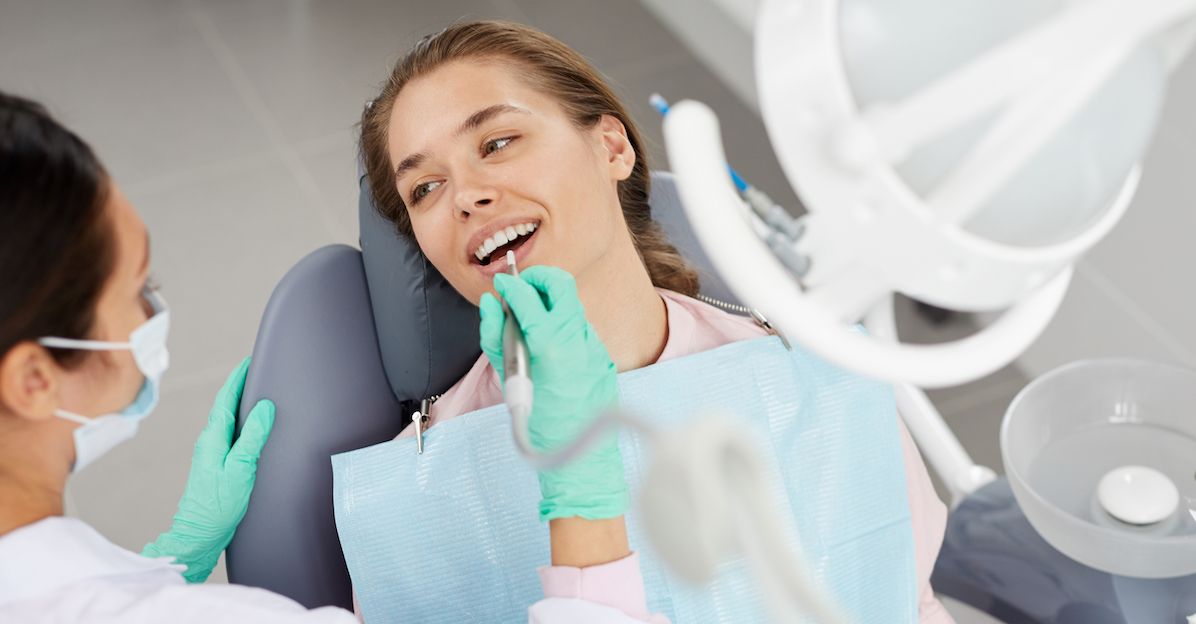 Carillas de composite: qué es, tipos, cómo se ponen y precios 🦷
